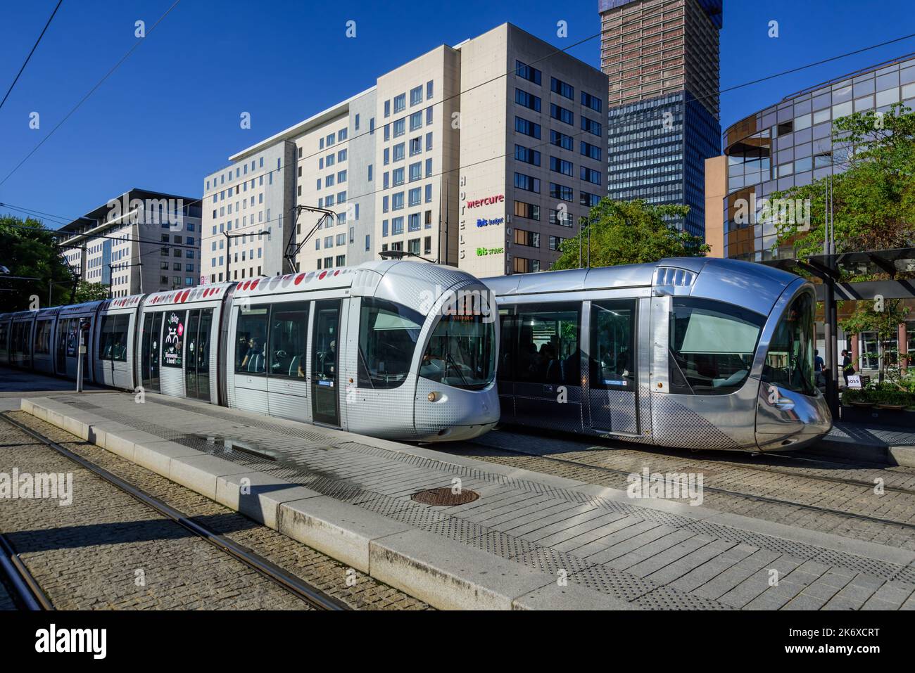 Frankreich, Lyon, moderne Straßenbahn T3 Part-Dieu // France, Lyon ...