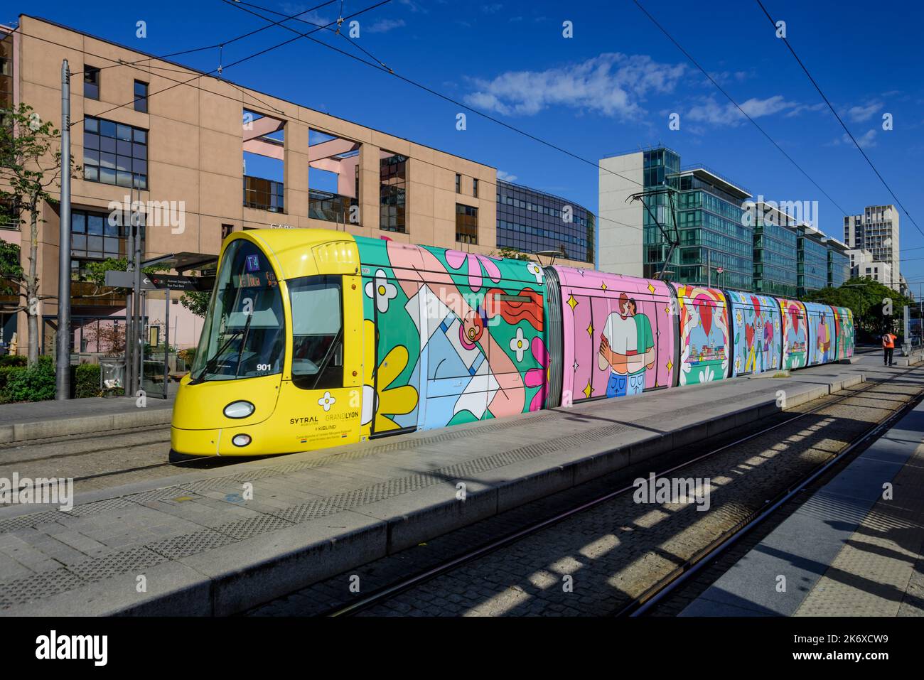 Frankreich, Lyon, moderne Straßenbahn T4 Part-Dieu // France, Lyon ...