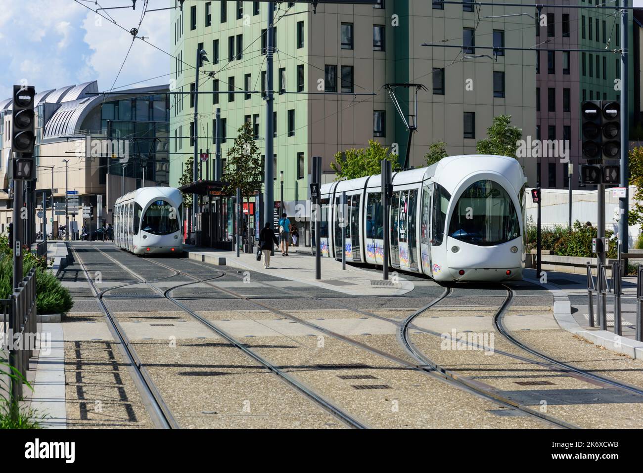 Frankreich, Lyon, moderne Straßenbahn T6 Debourg // France, Lyon ...