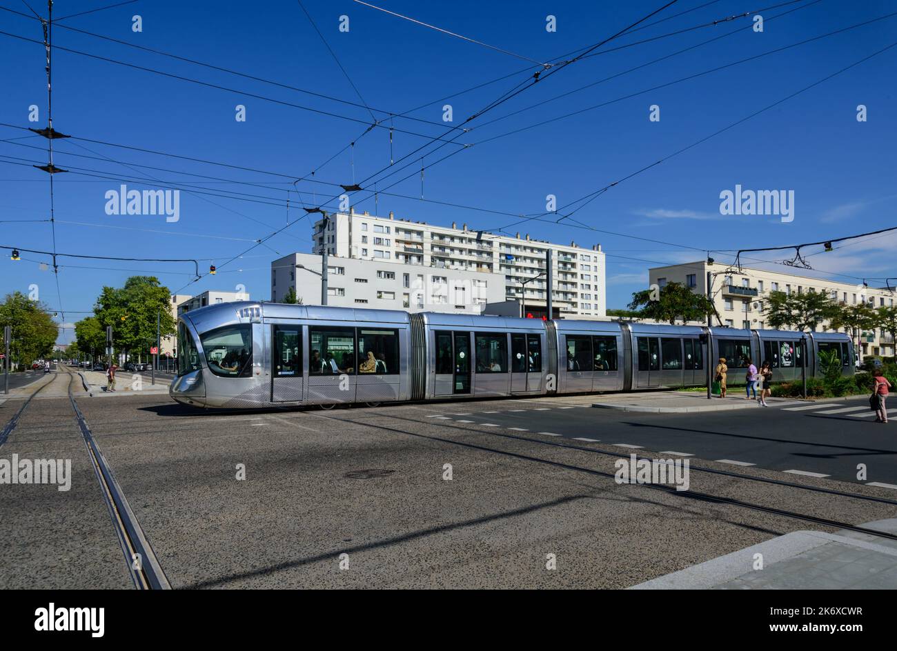 Frankreich, Lyon, moderne Straßenbahn T4 Bd des Etats-Unis // France ...