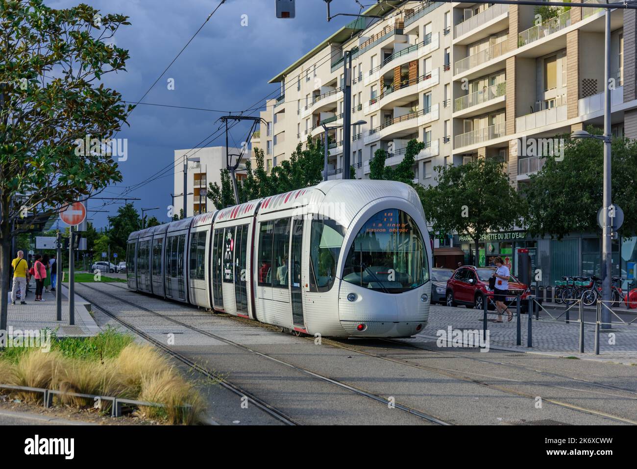 Frankreich, Lyon, moderne Straßenbahn T4 Jet d'Eau // France, Lyon ...