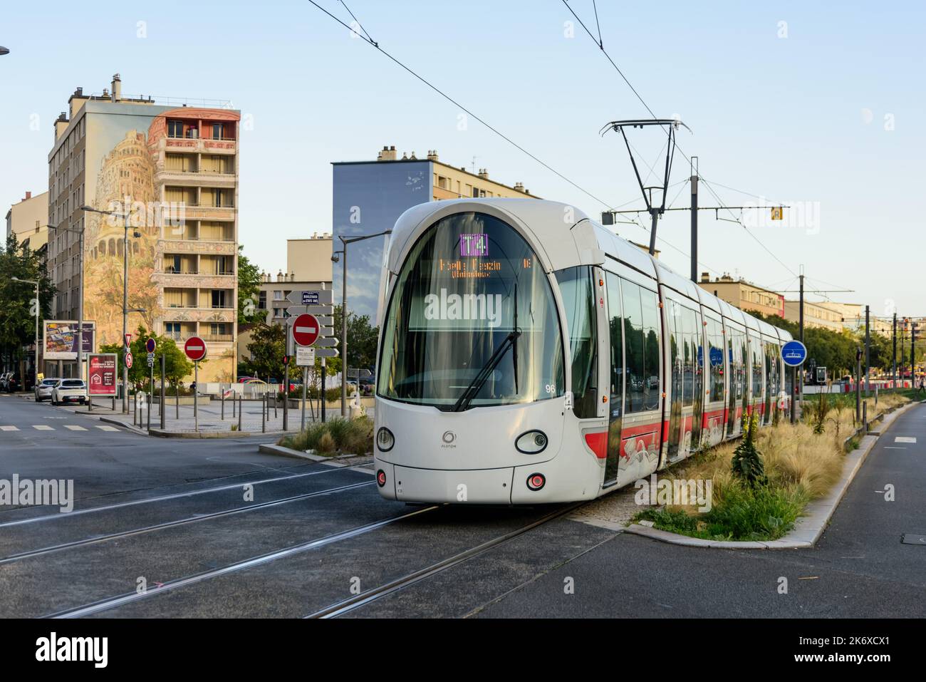 Frankreich, Lyon, moderne Straßenbahn T4 Jet d'Eau // France, Lyon ...