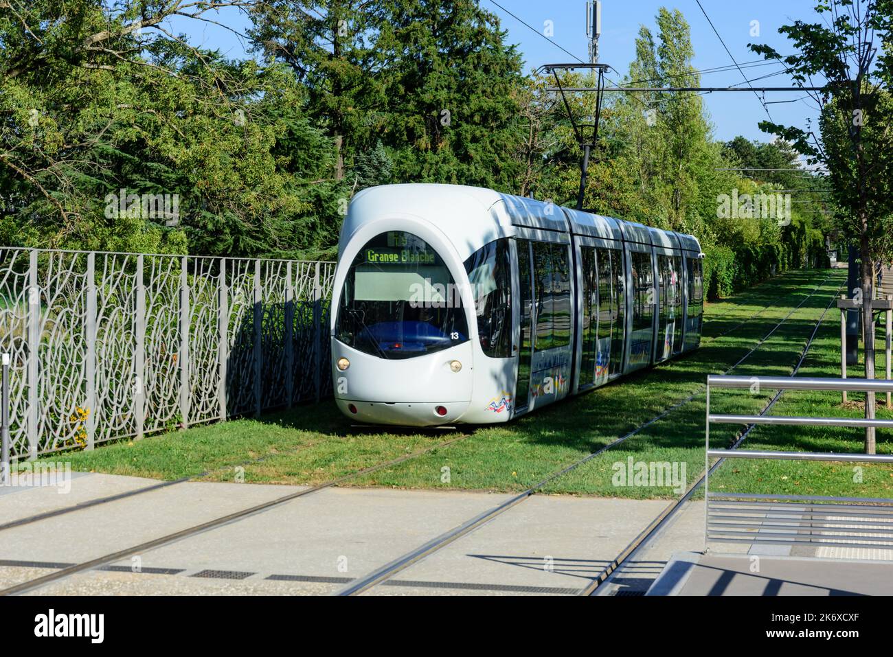 Frankreich, Lyon, moderne Straßenbahn T5 Desgenettes // France, Lyon ...