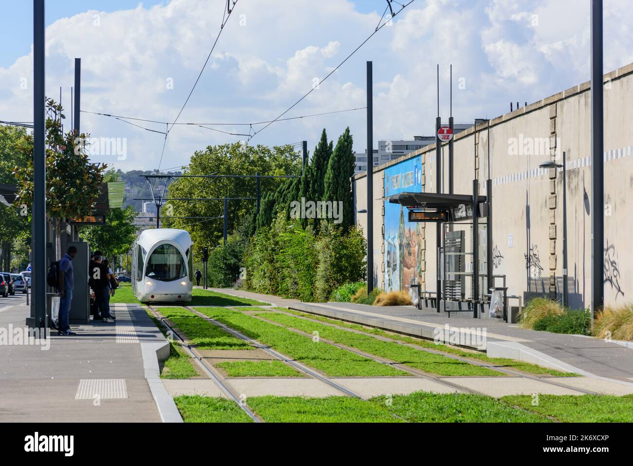 Frankreich, Lyon, moderne Straßenbahn T6 Parc d'Artillerie // France ...