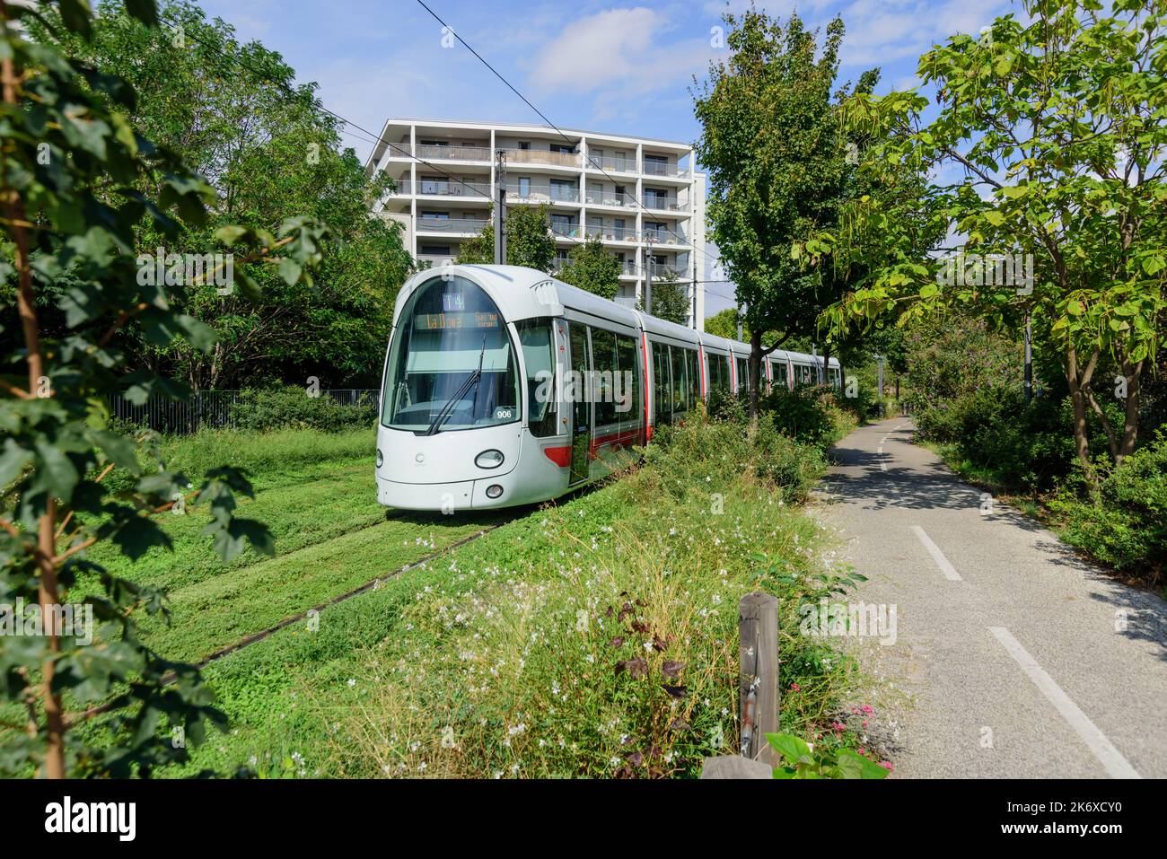 Frankreich, Lyon, moderne Straßenbahn T4 Jet d'Eau // France, Lyon ...