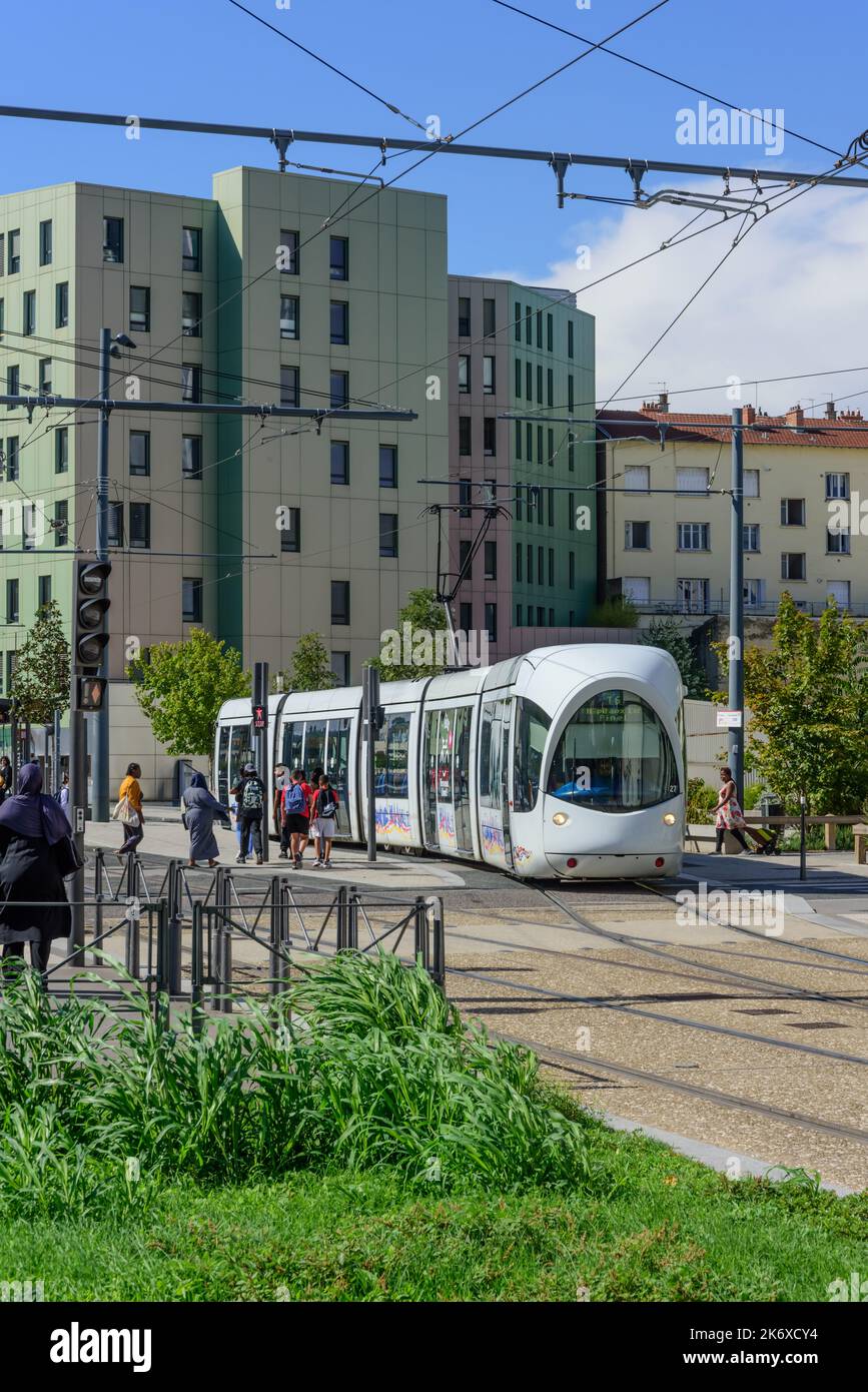 Frankreich, Lyon, moderne Straßenbahn T6 Debourg // France, Lyon ...