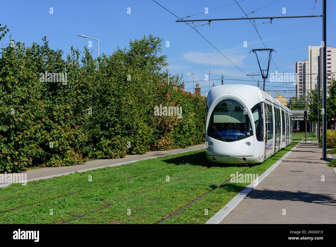 Frankreich, Lyon, moderne Straßenbahn T6 Parc d'Artillerie // France ...