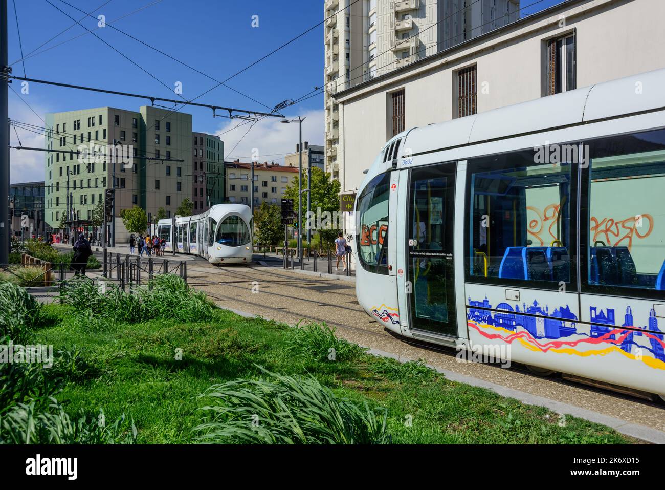 Frankreich, Lyon, moderne Straßenbahn T6 Debourg // France, Lyon ...