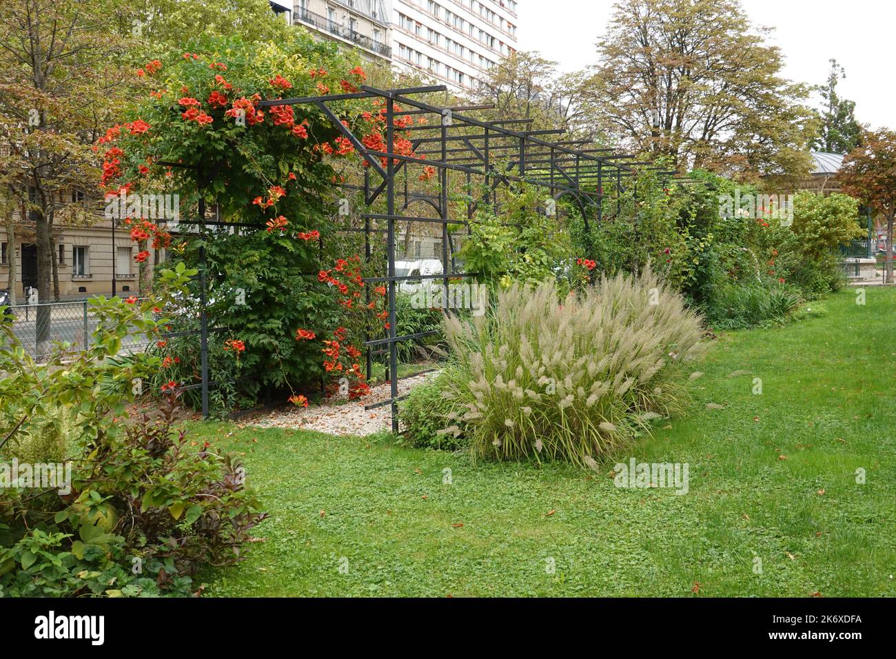 Paris, Boulevard Auguste Blanqui, Begrünung // Paris, Boulevard Auguste ...