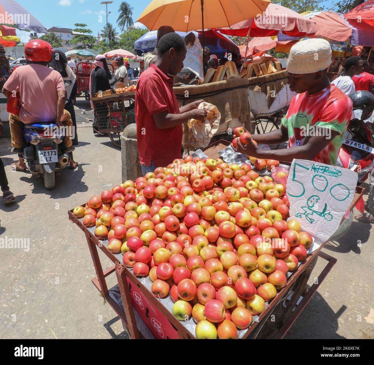Apple seller hi-res stock photography and images - Alamy