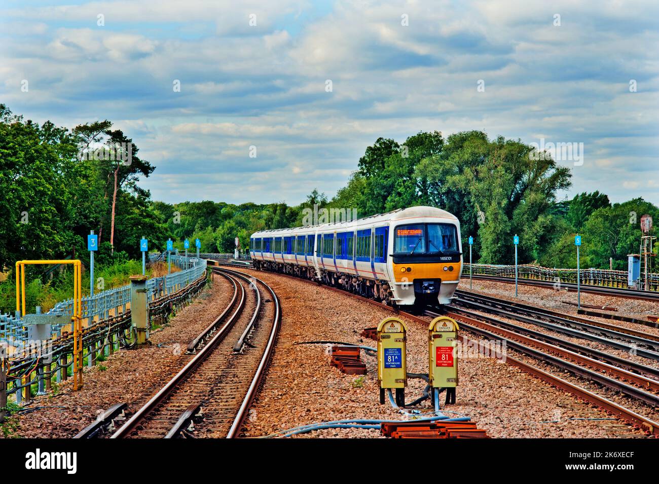 Class 165 Unit approaching Moor Park Station on Metropolitan Line ...