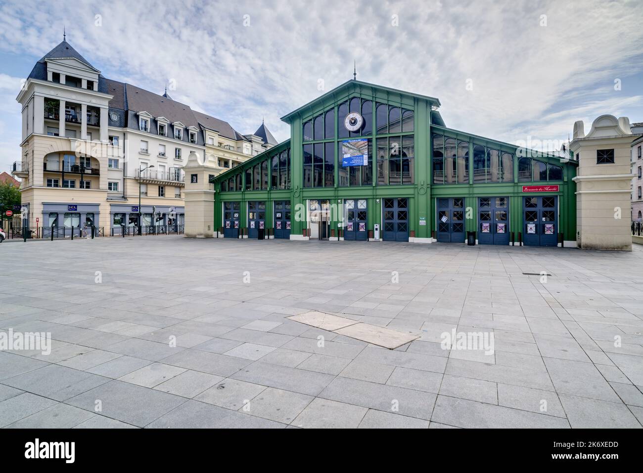 Le Plessis-Robinson, neue traditionelle Architektur, Markthalle // Le ...