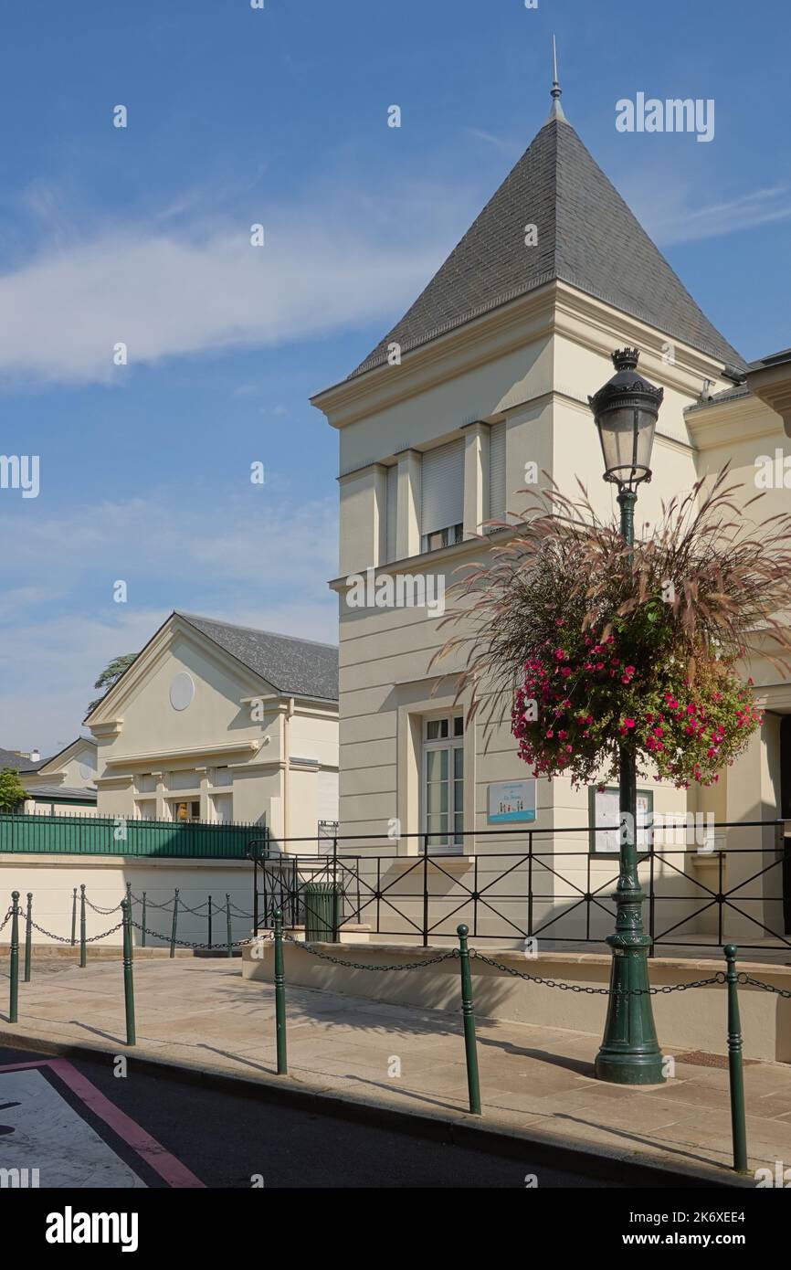 Le Plessis-Robinson, neuie traditionelle Architektur, Schule // Le ...