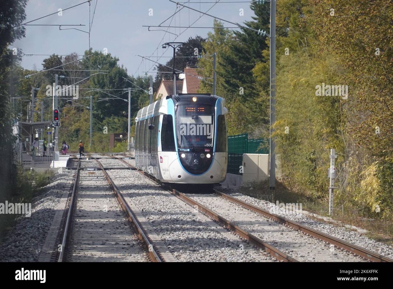 Paris, moderne Straßenbahn T13 // Paris, Modern Tramway T13 Stock Photo ...