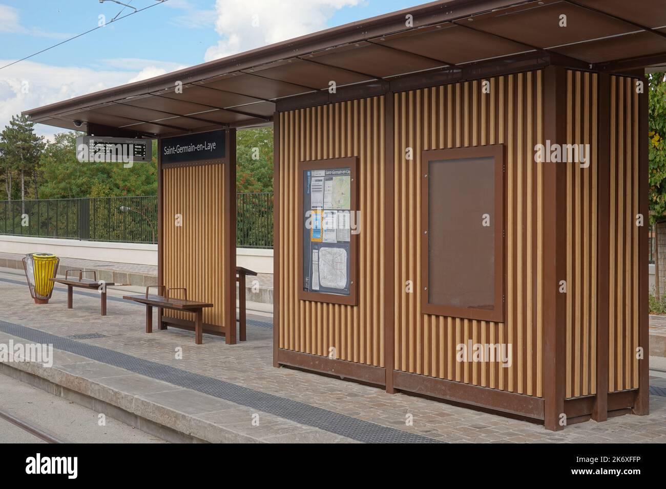 Paris, moderne Straßenbahn T13, St-Germain-en-Laye // Paris, Modern ...