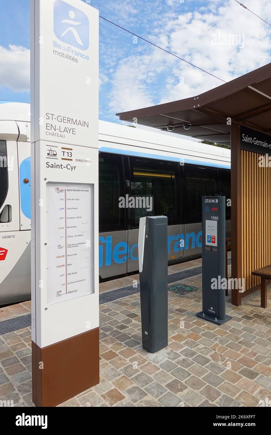 Paris, moderne Straßenbahn T13, St-Germain-en-Laye // Paris, Modern ...