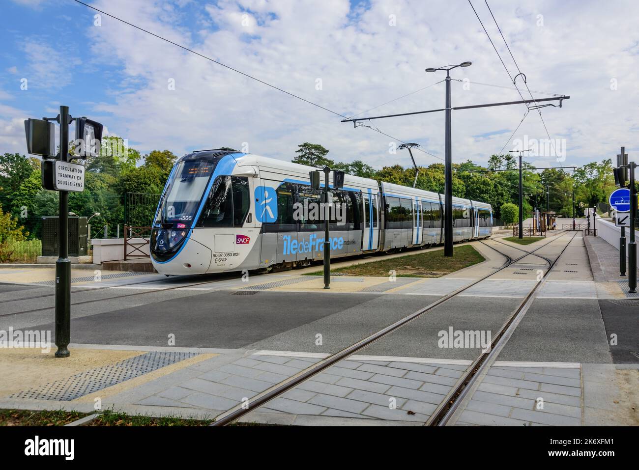 Paris, moderne Straßenbahn T13, St-Germain-en-Laye // Paris, Modern ...