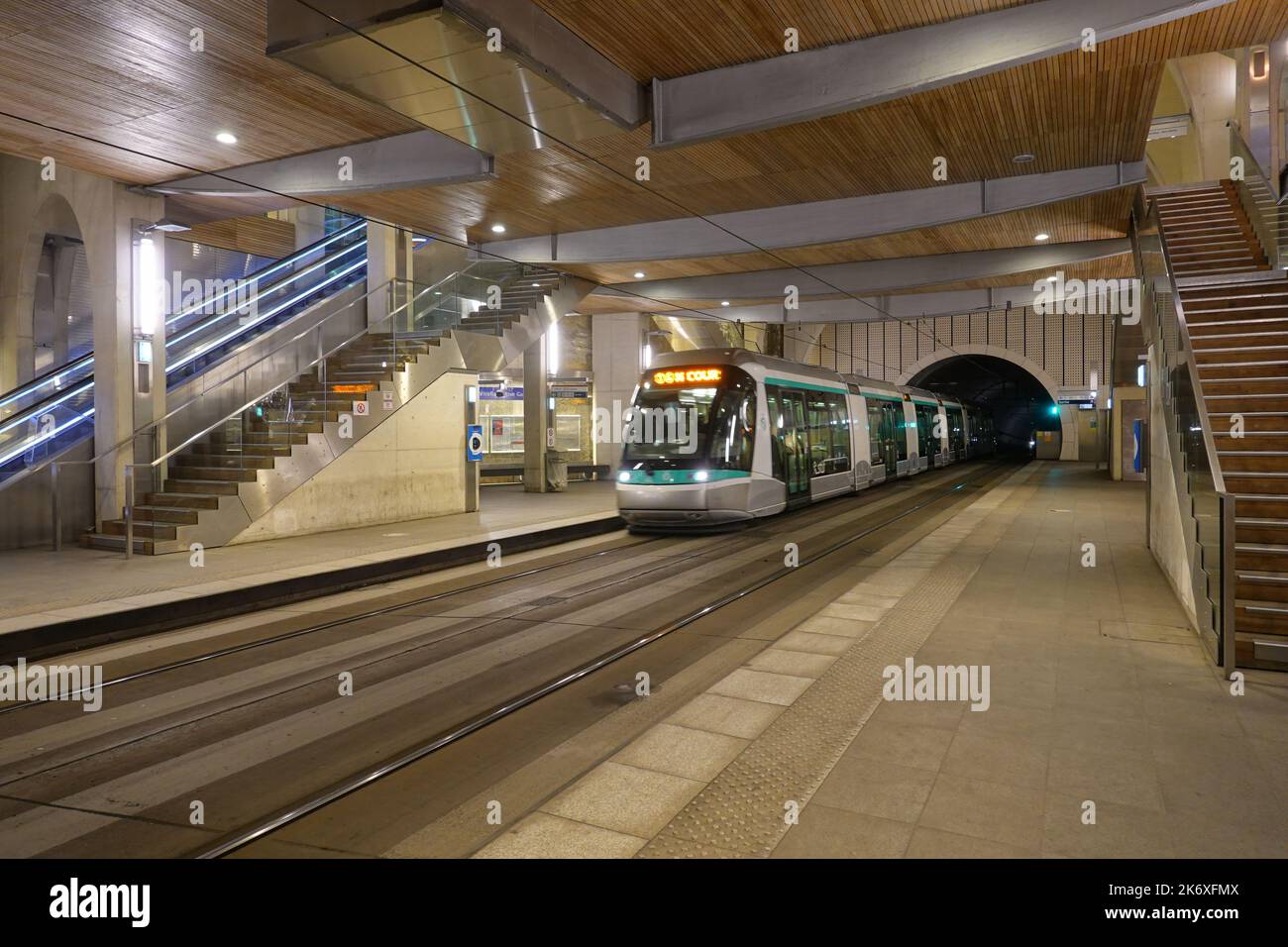 Paris, Straßenbahn T6, Haltestelle Viroflay - Rive Gauche // Paris ...