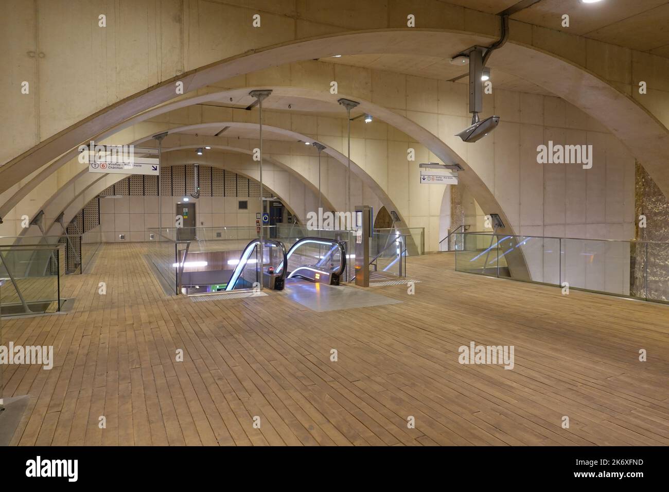 Paris, Straßenbahn T6, Haltestelle Viroflay - Rive Gauche // Paris ...