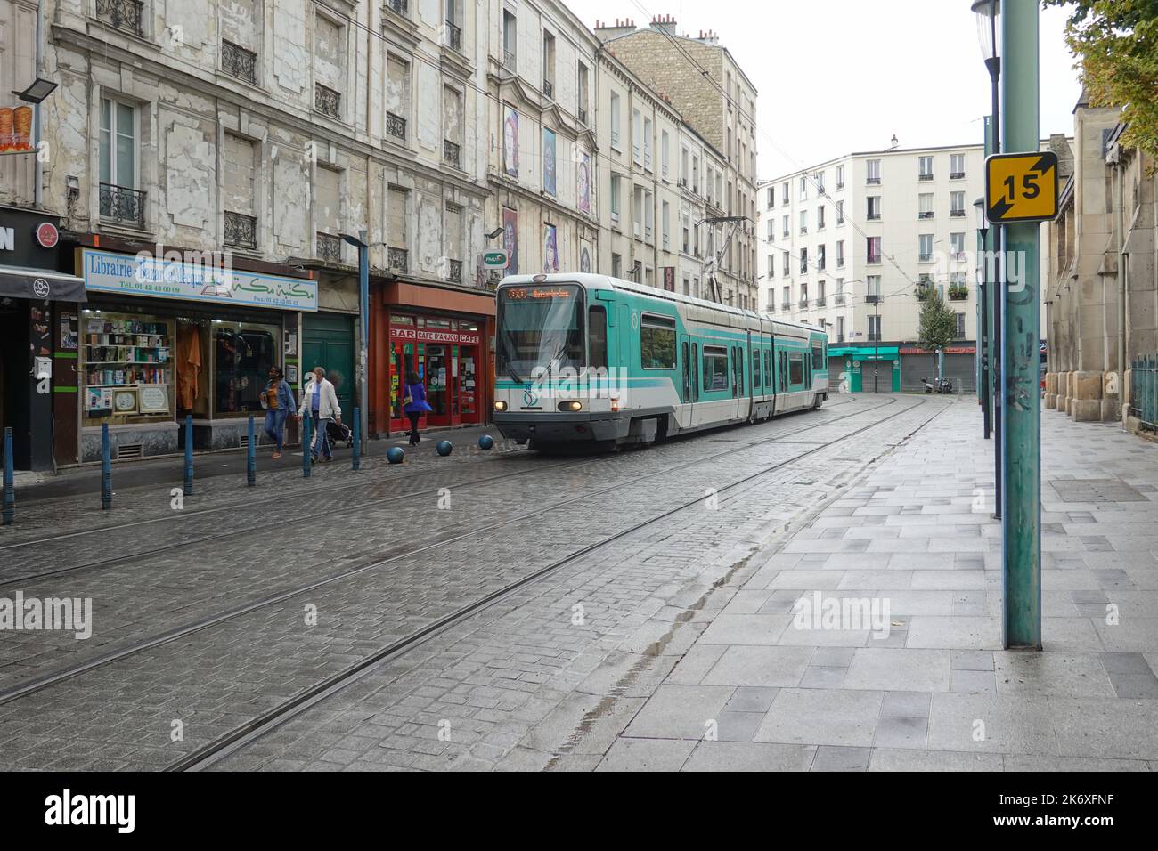 Paris St-Denis, moderne Straßenbahn T1 // Paris St-Denis, Modern ...