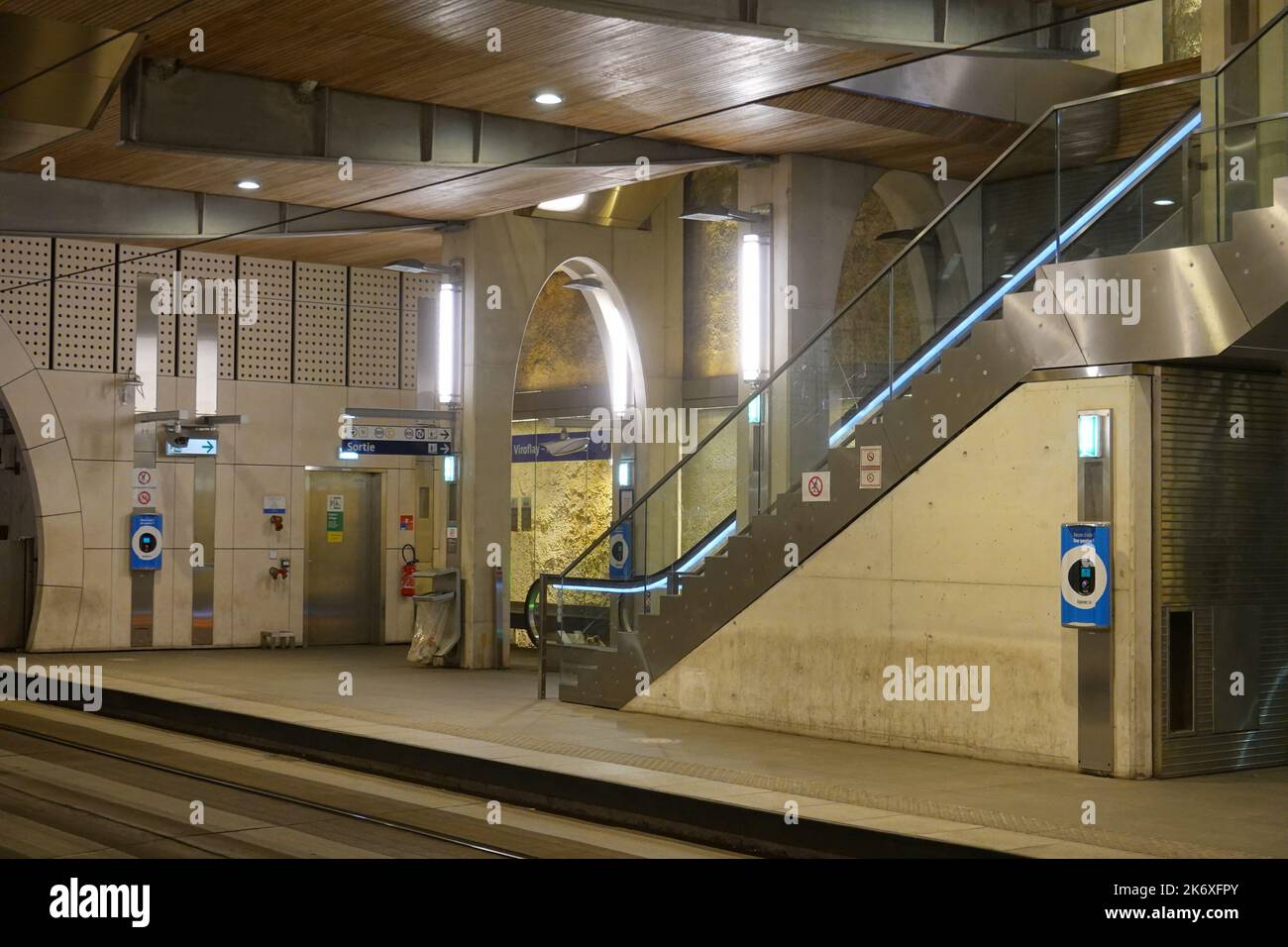Paris, Straßenbahn T6, Haltestelle Viroflay - Rive Gauche // Paris ...