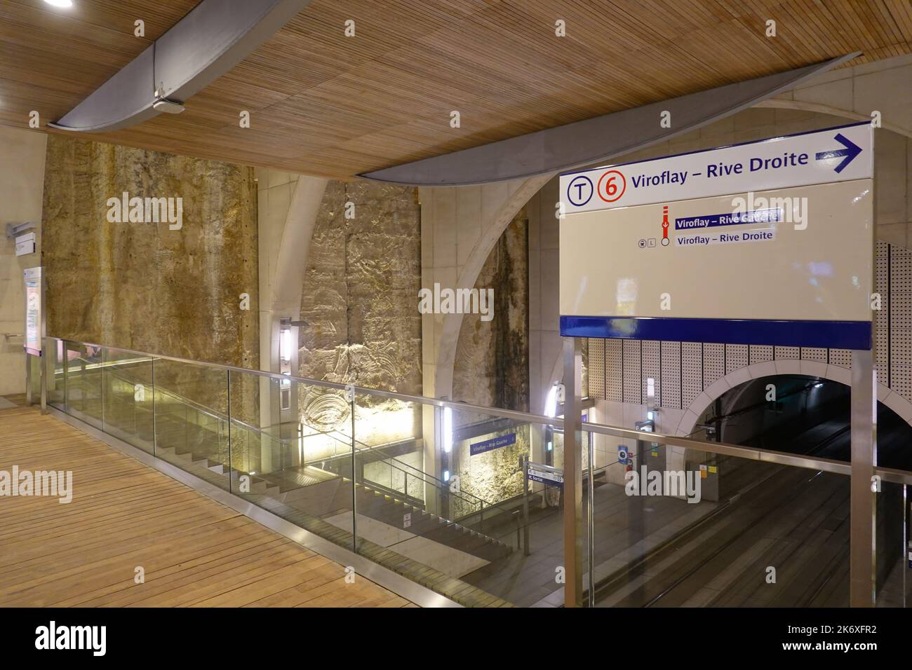 Paris, Straßenbahn T6, Haltestelle Viroflay - Rive Gauche // Paris ...