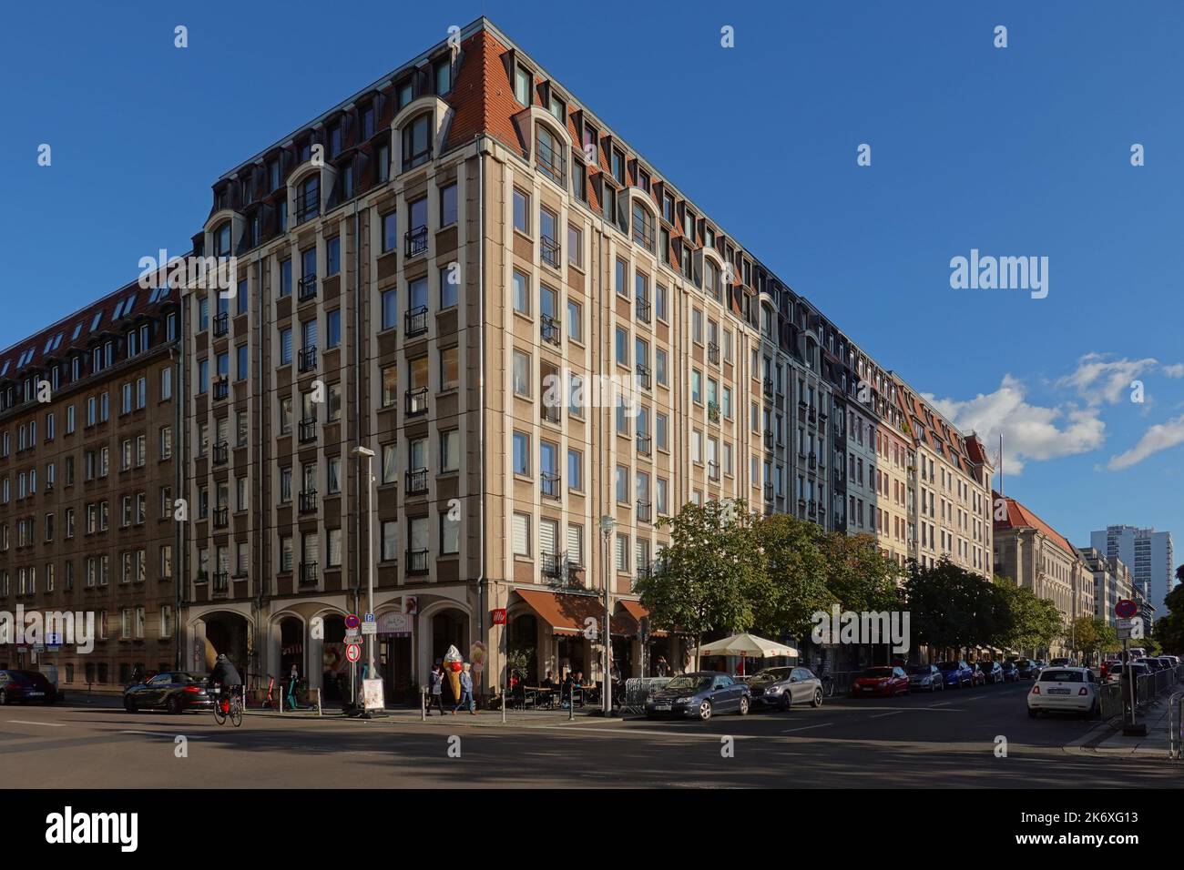 Berlin, Gendarmenmarkt, denkmalgeschützter DDR-Plattenbau an der ...