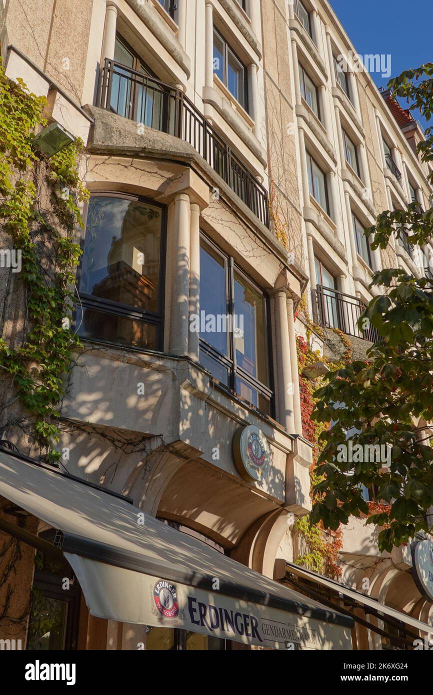 Berlin, Gendarmenmarkt, denkmalgeschützter DDR-Plattenbau an der ...