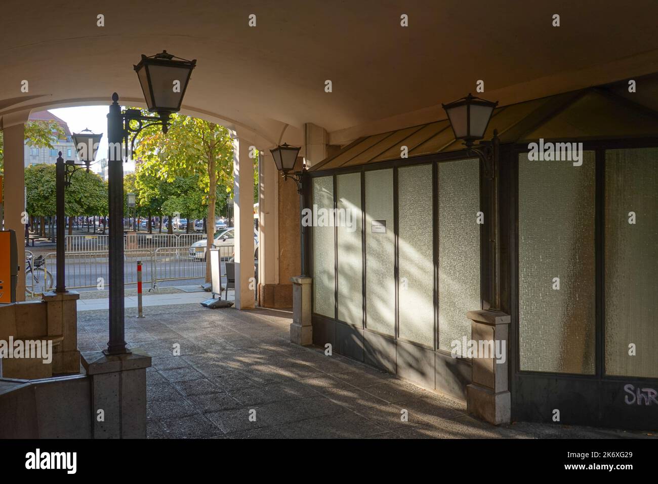 Berlin, Gendarmenmarkt, denkmalgeschützter DDR-Plattenbau an der ...