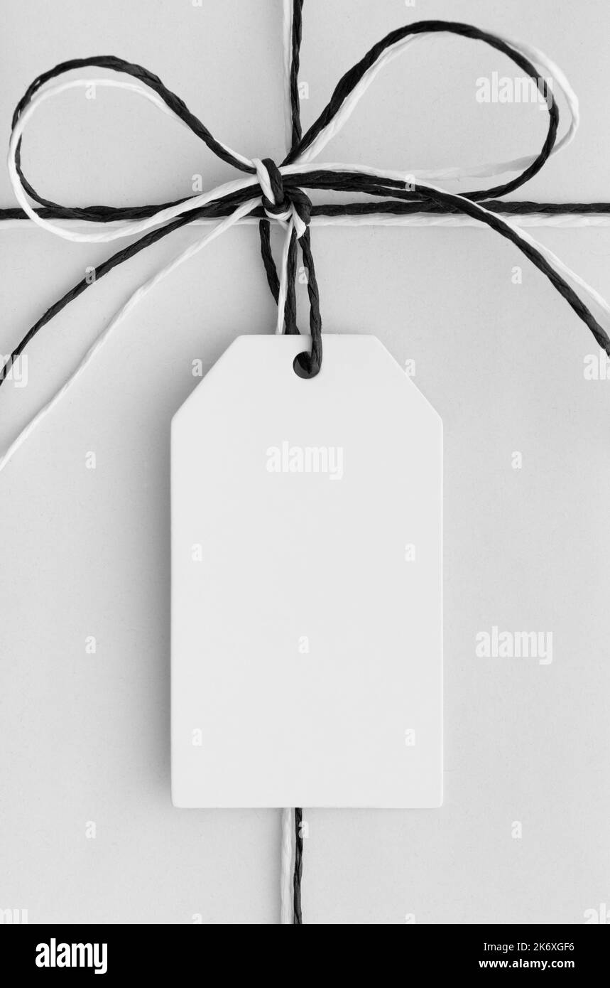 White gift tag mockup on a white christmas gift Stock Photo - Alamy