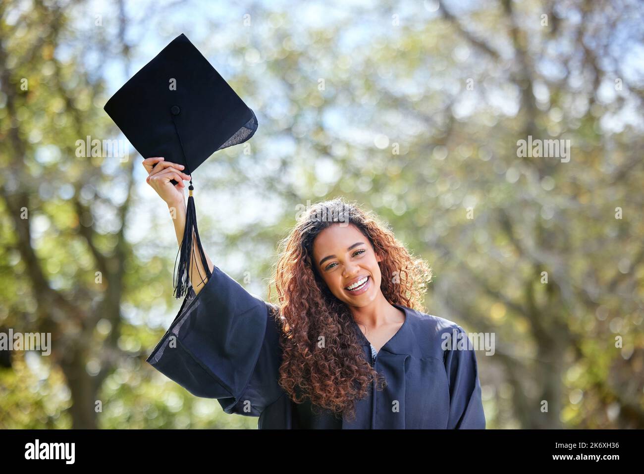 Female graduate hats hi-res stock photography and images - Alamy