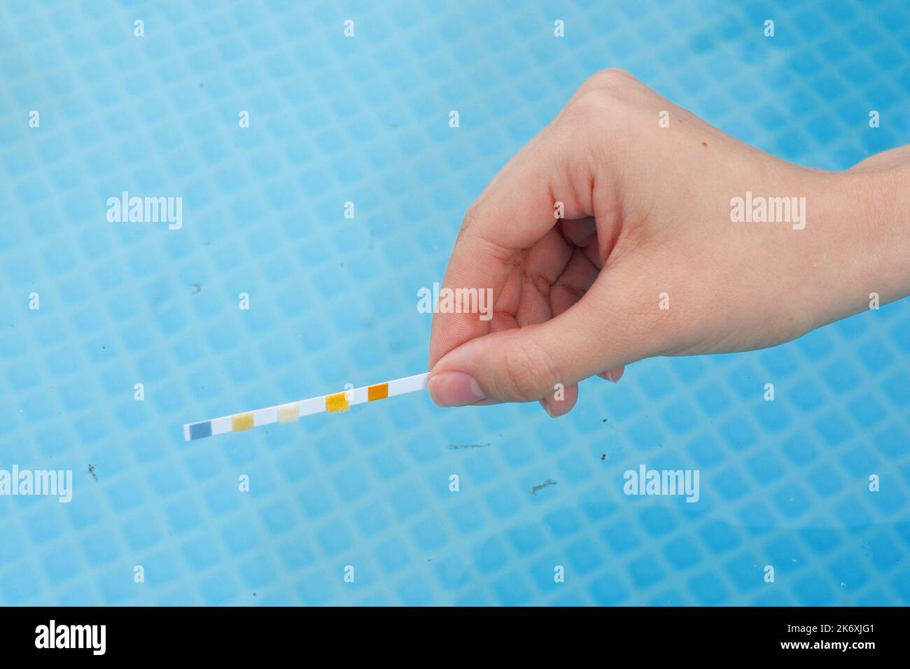 Analysis of the PH and chlorine of the water in a swimming pool in ...