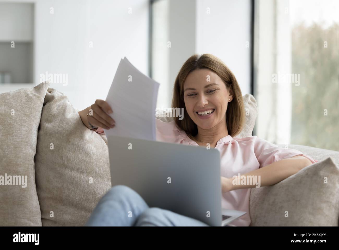 Woman computer papers hi-res stock photography and images - Alamy