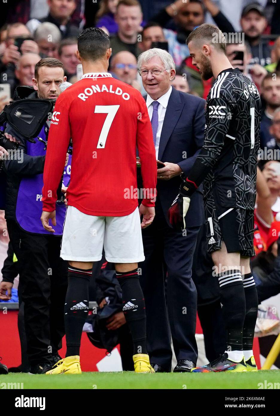 Manchester United goalkeeper David de Gea and Cristiano Ronaldo speak ...