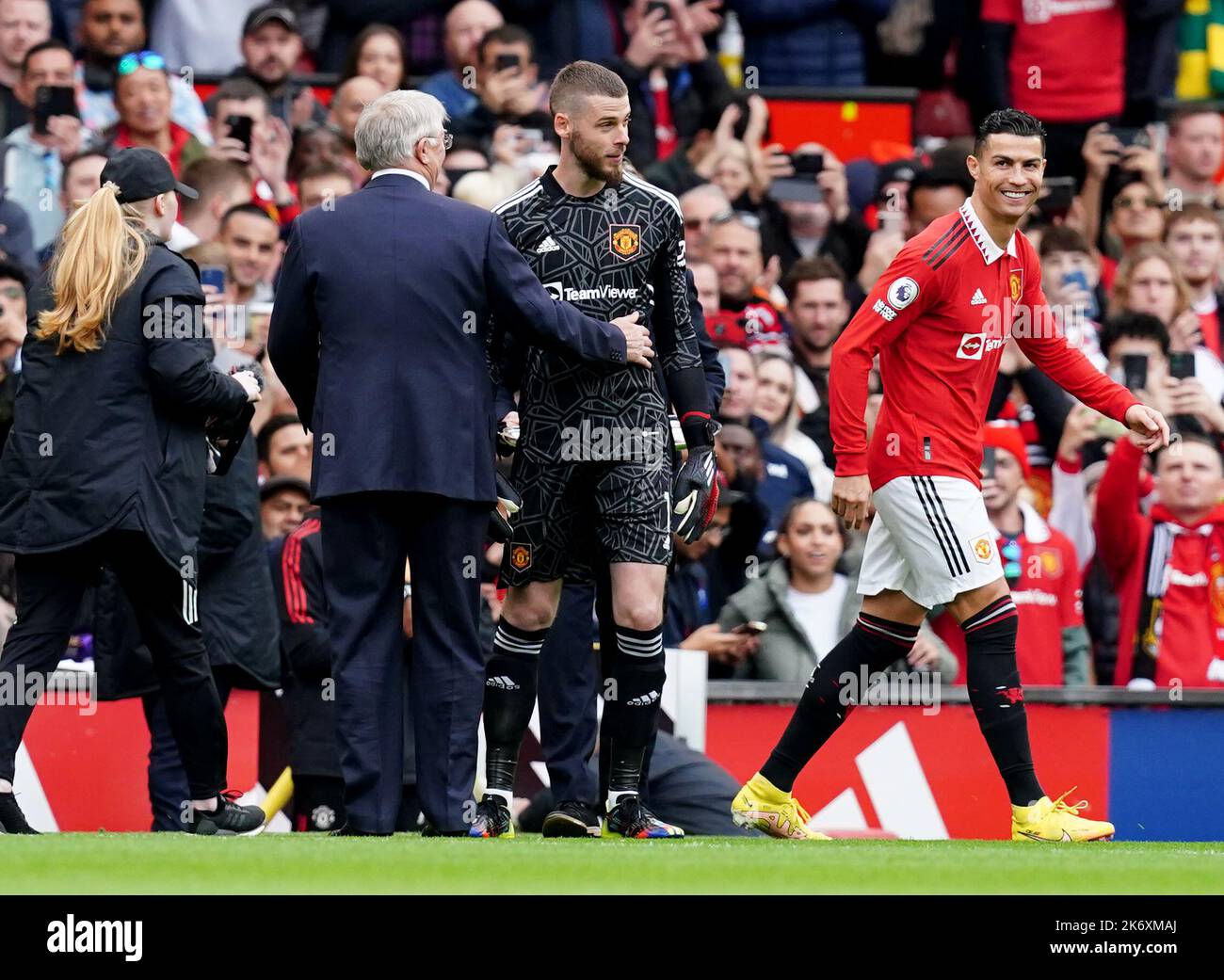 Manchester United goalkeeper David de Gea and Cristiano Ronaldo speak ...