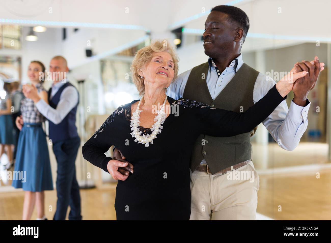 Senior woman latin dance class hi-res stock photography and images - Alamy