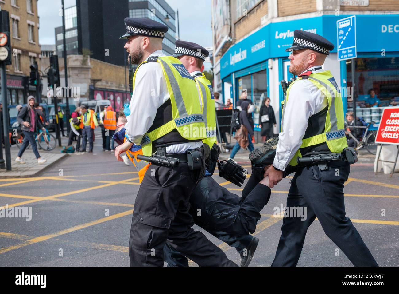 Just Stop oil continue to block various parts of London - leading to a ...