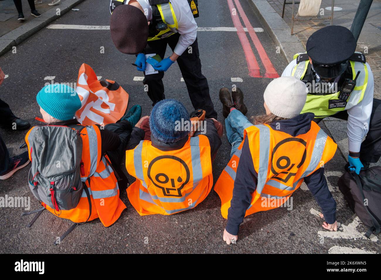 Just Stop oil continue to block various parts of London - leading to a ...
