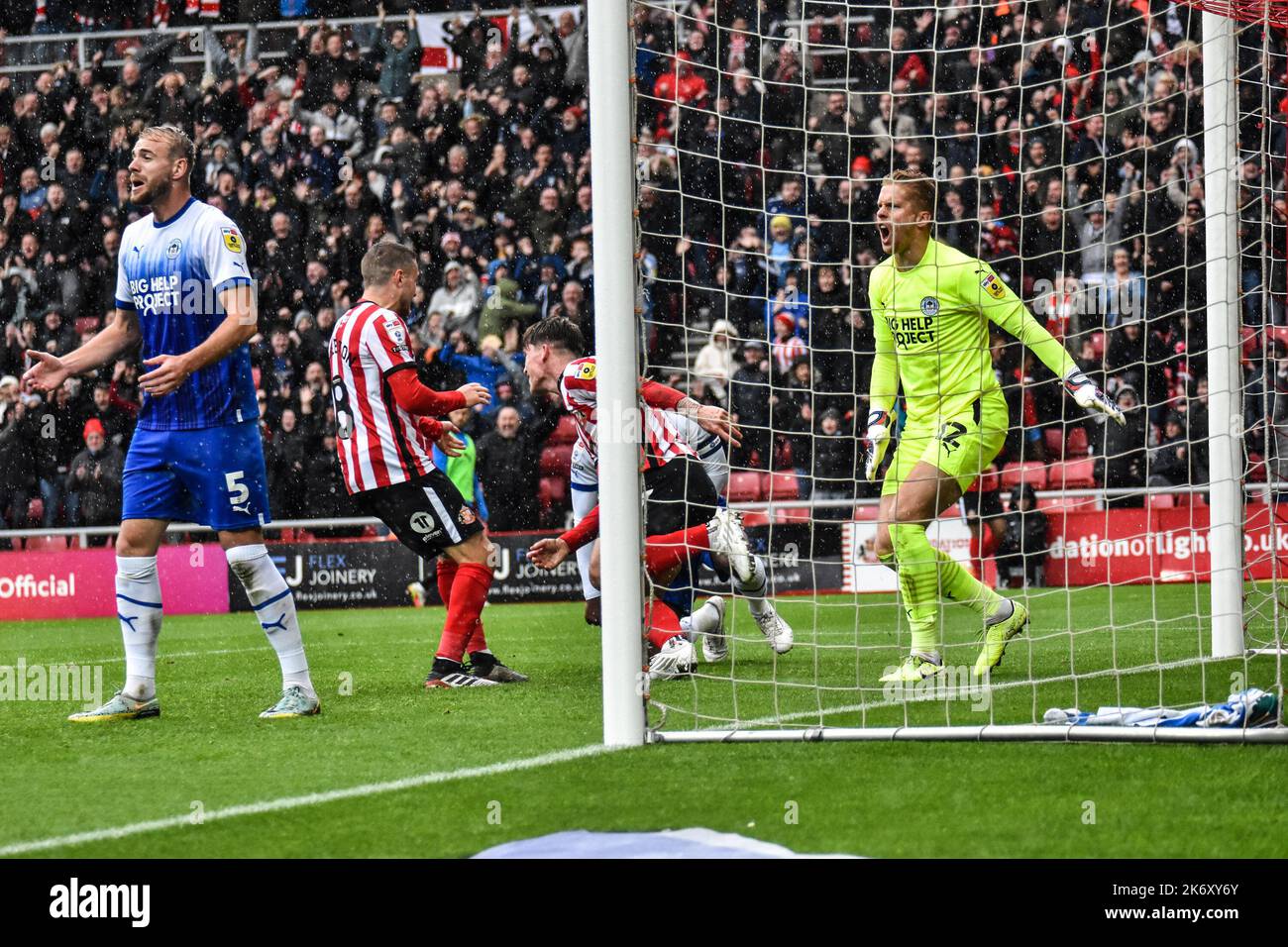 Dennis Cirkin of Sunderland (3) celebrates scoring his side's second ...