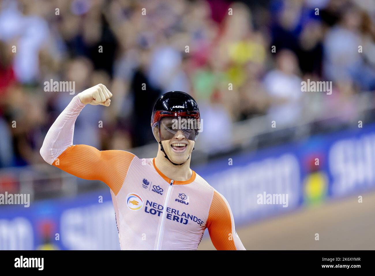 2022-10-16 16:02:23 SAINT-QUENTIN-EN-YVELINES - Harrie Lavreysen cheers ...
