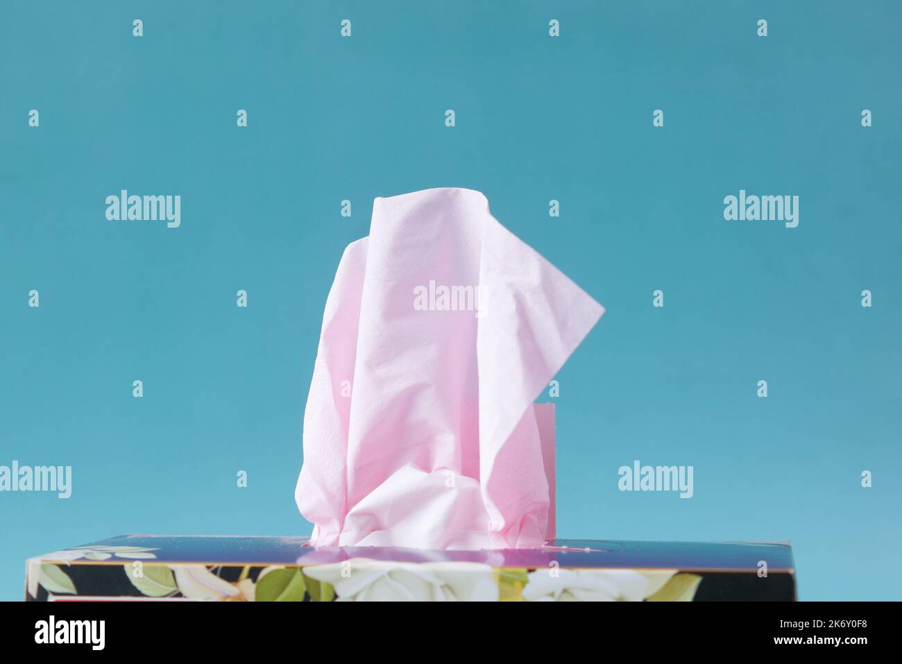 hand pull out a piece of tissue from tissue paper box Stock Photo - Alamy