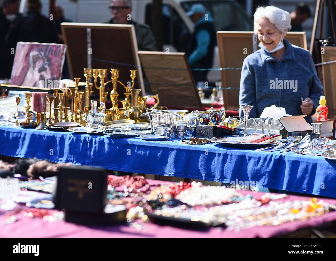 People visit traditional antique fair on British square, known as ...
