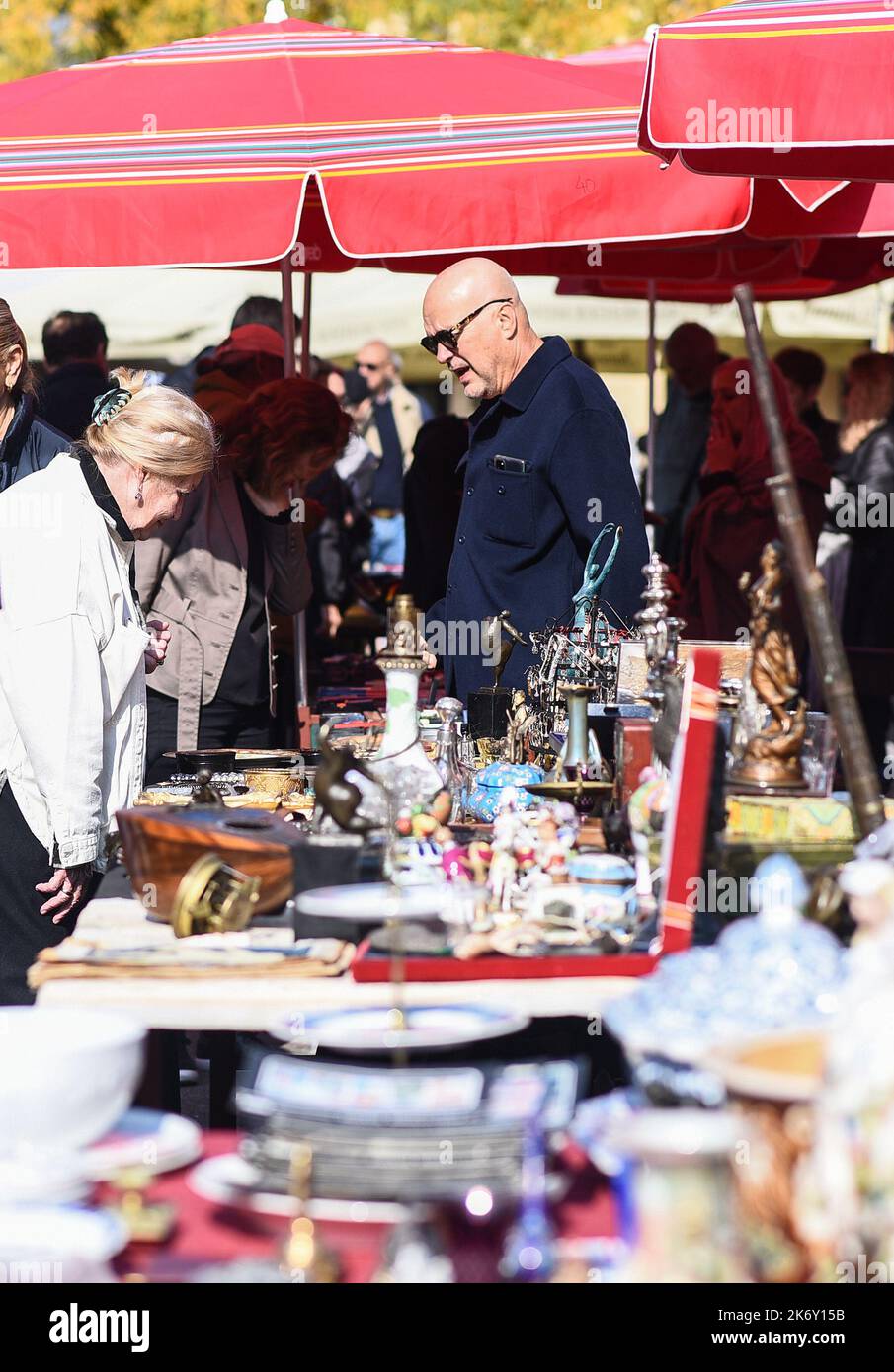 People visit traditional antique fair on British square, known as ...