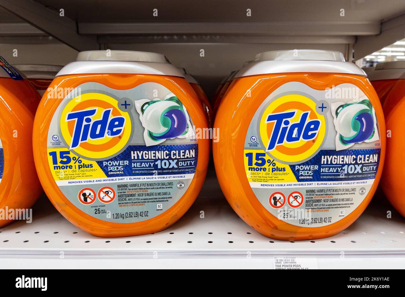 Several containers of Tide laundry detergent at the grocery store Stock ...