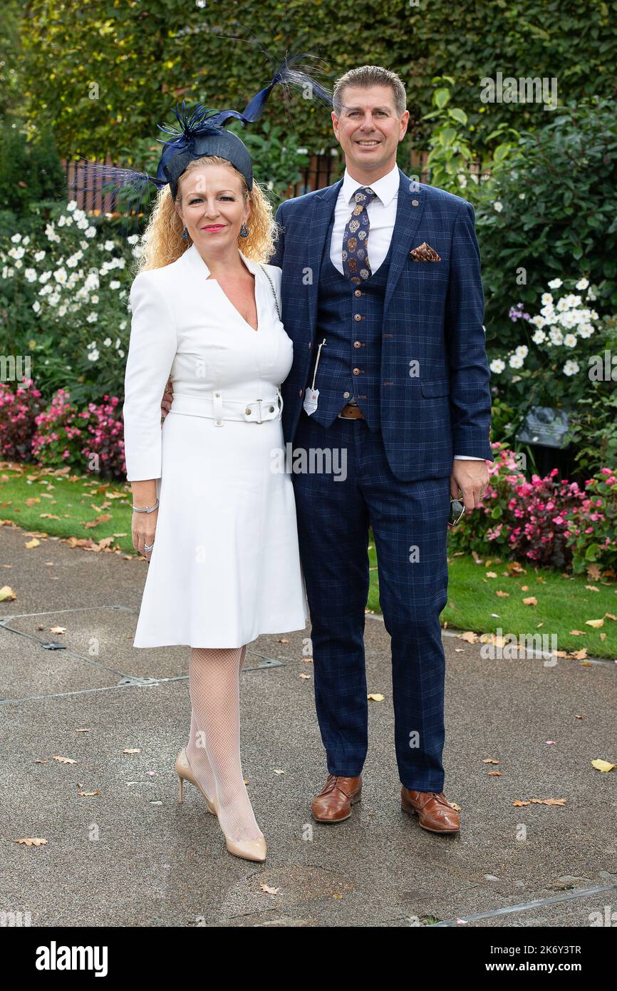 Ascot, Berkshire, UK. 15th October, 2022. Milliner Viv Jenner and her ...