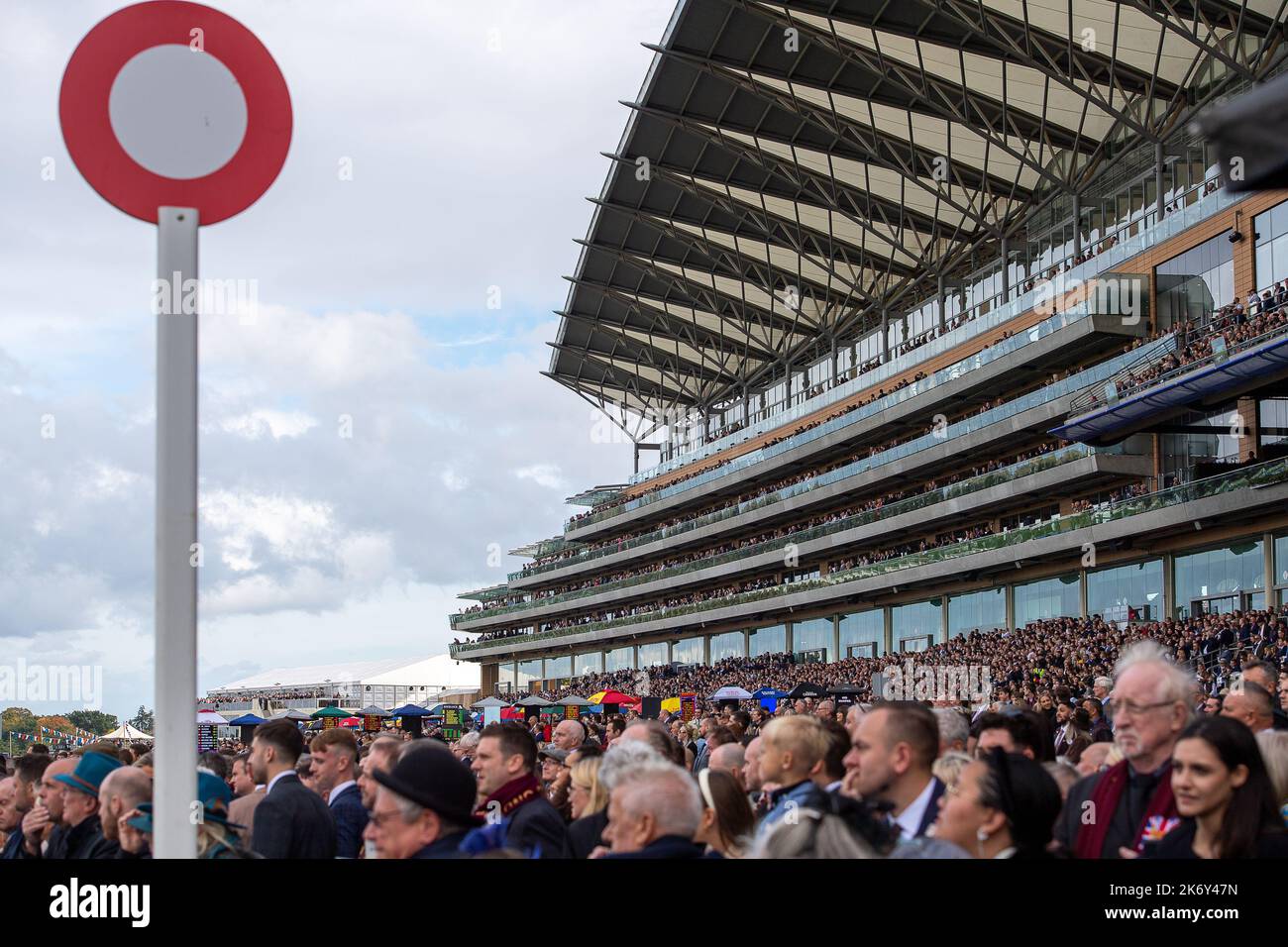 Ascot, Berkshire, UK. 15th October, 2022. Racegoers at the QIPCO ...