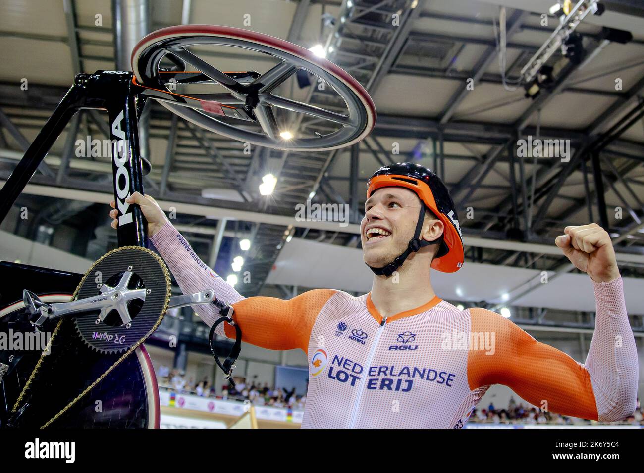 2022-10-16 16:06:11 SAINT-QUENTIN-EN-YVELINES - Harrie Lavreysen cheers ...