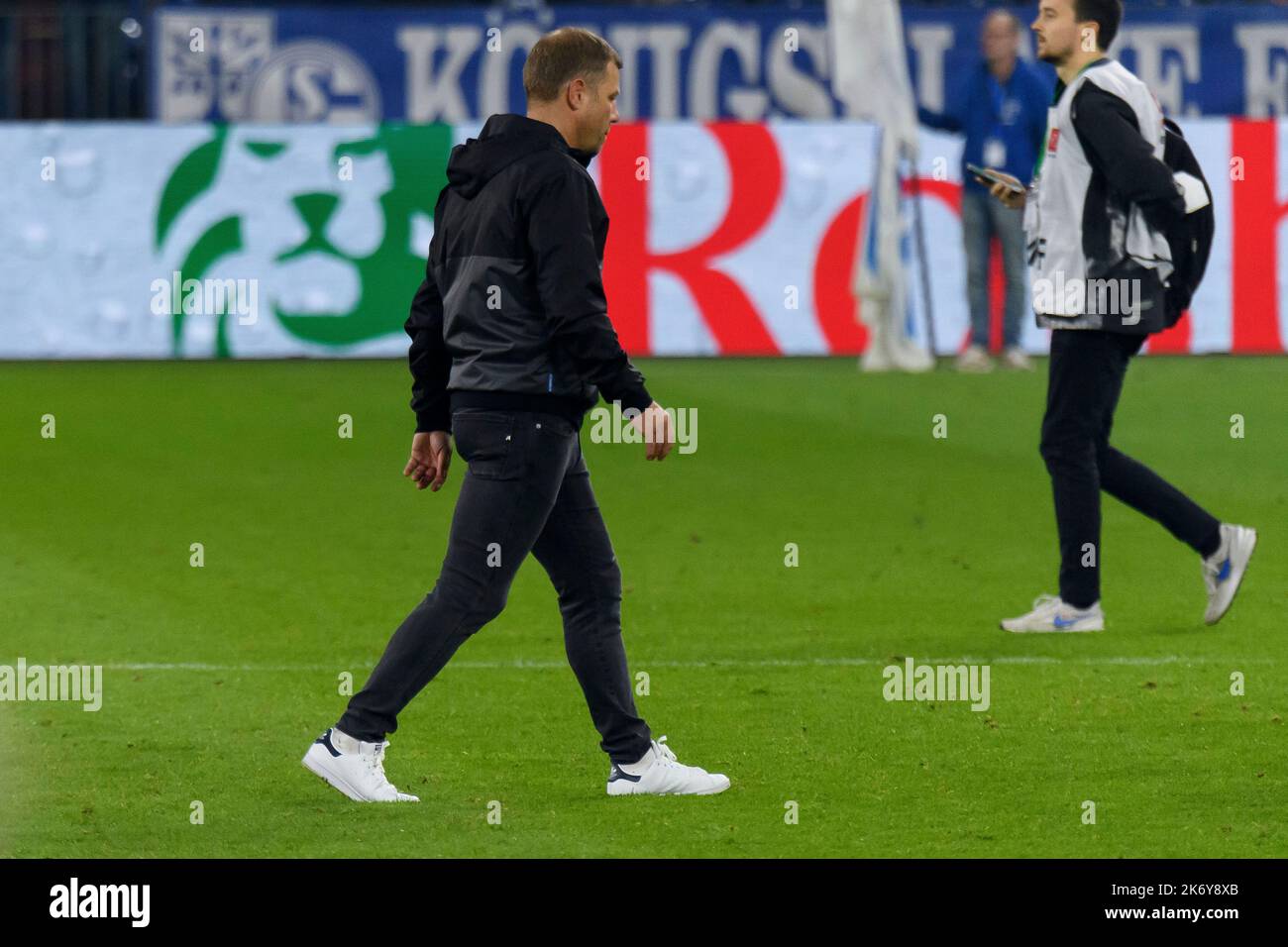 coach Frank KRAMER (GE) leaves the field, soccer 1st Bundesliga, 10th ...