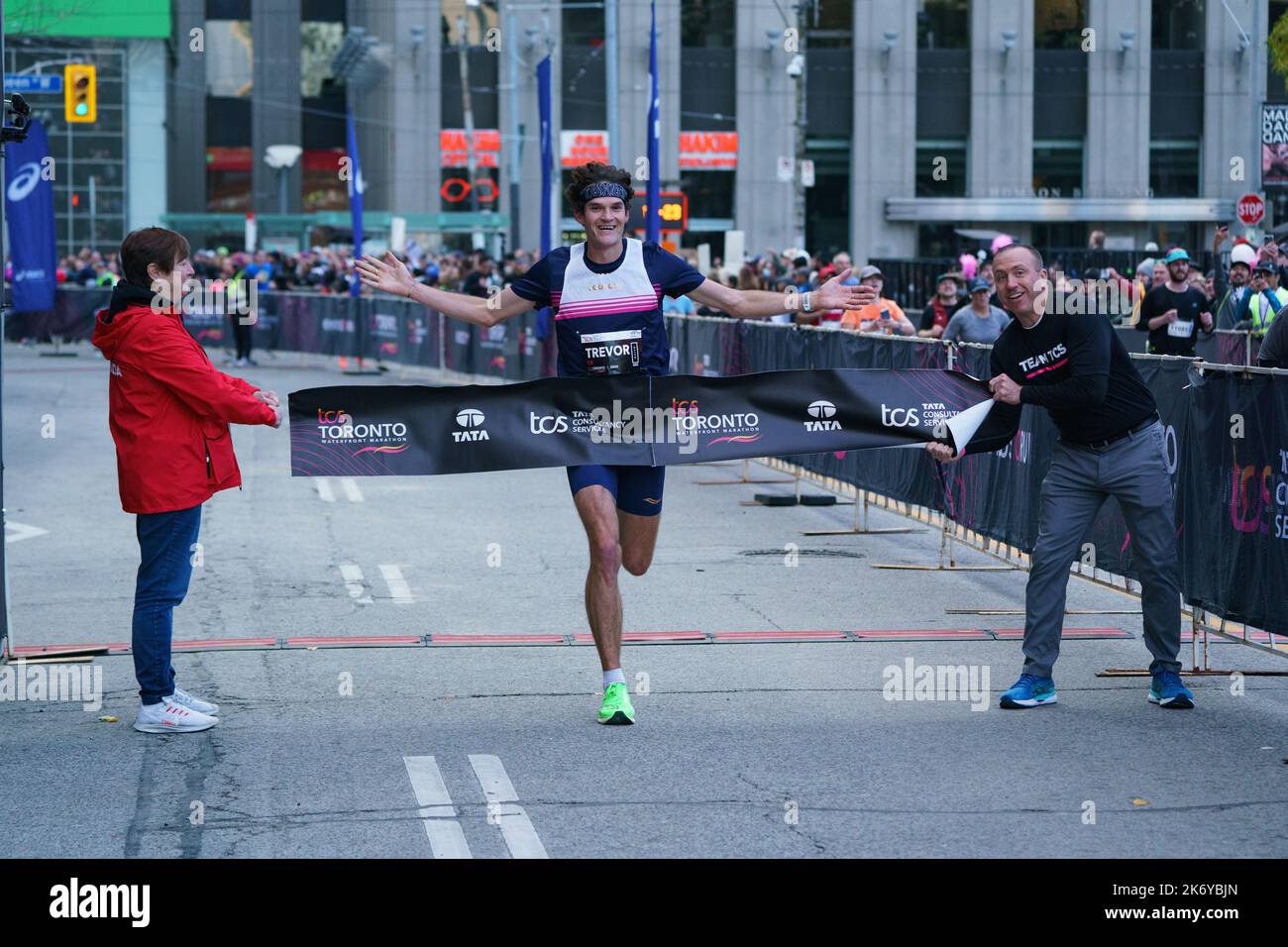 Trevor Hofbauer finishes the 2022 Toronto Waterfront Marathon as the ...