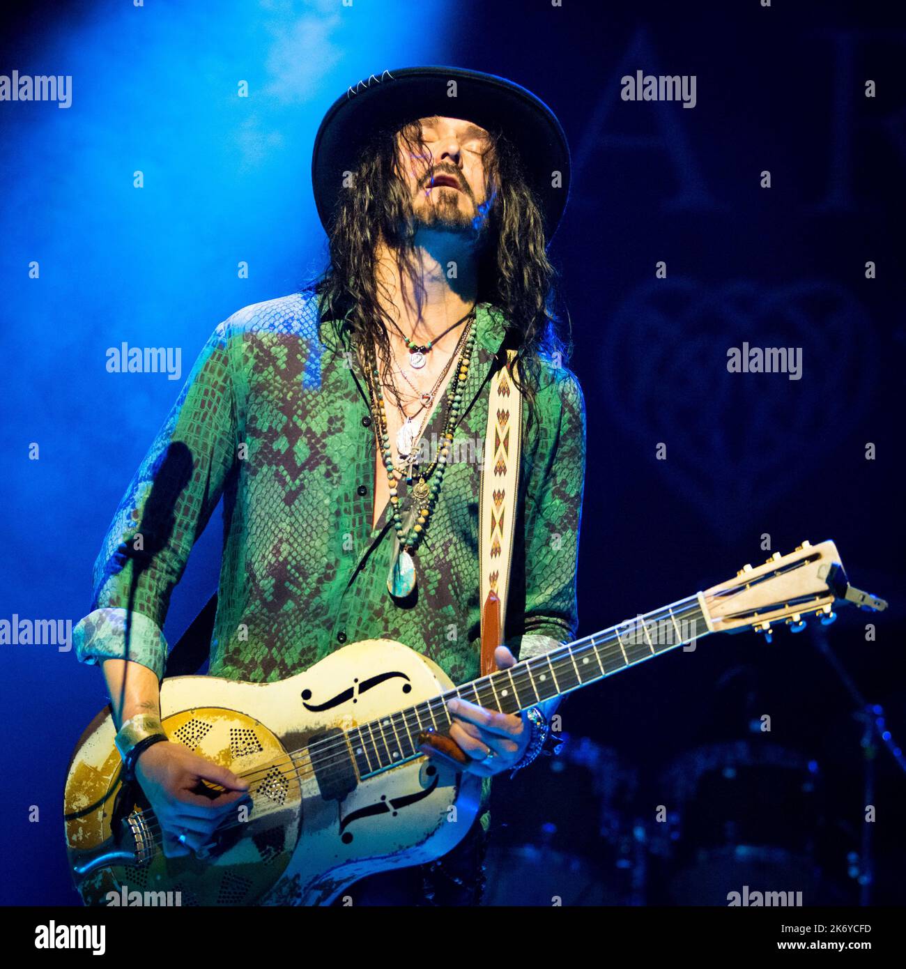 Troy Redfern on slide guitar & vocals Stock Photo - Alamy